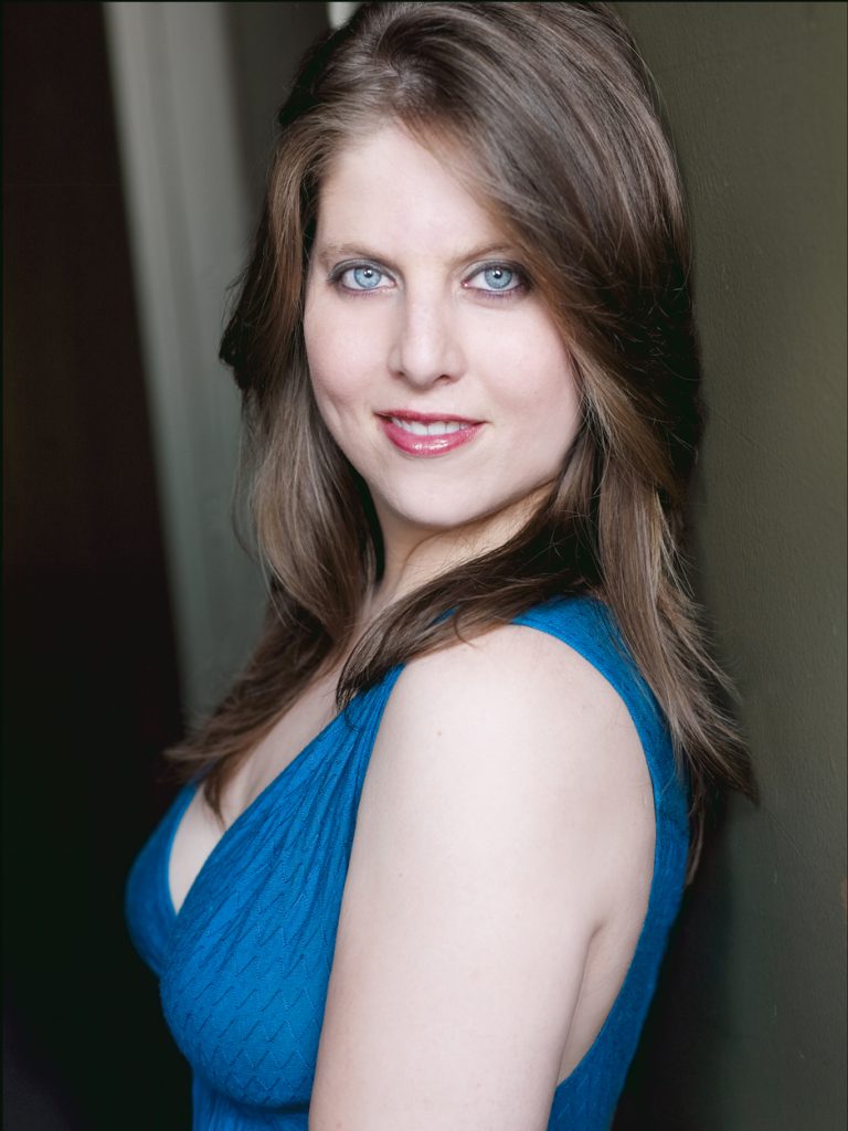 About | Lindsay Ellis